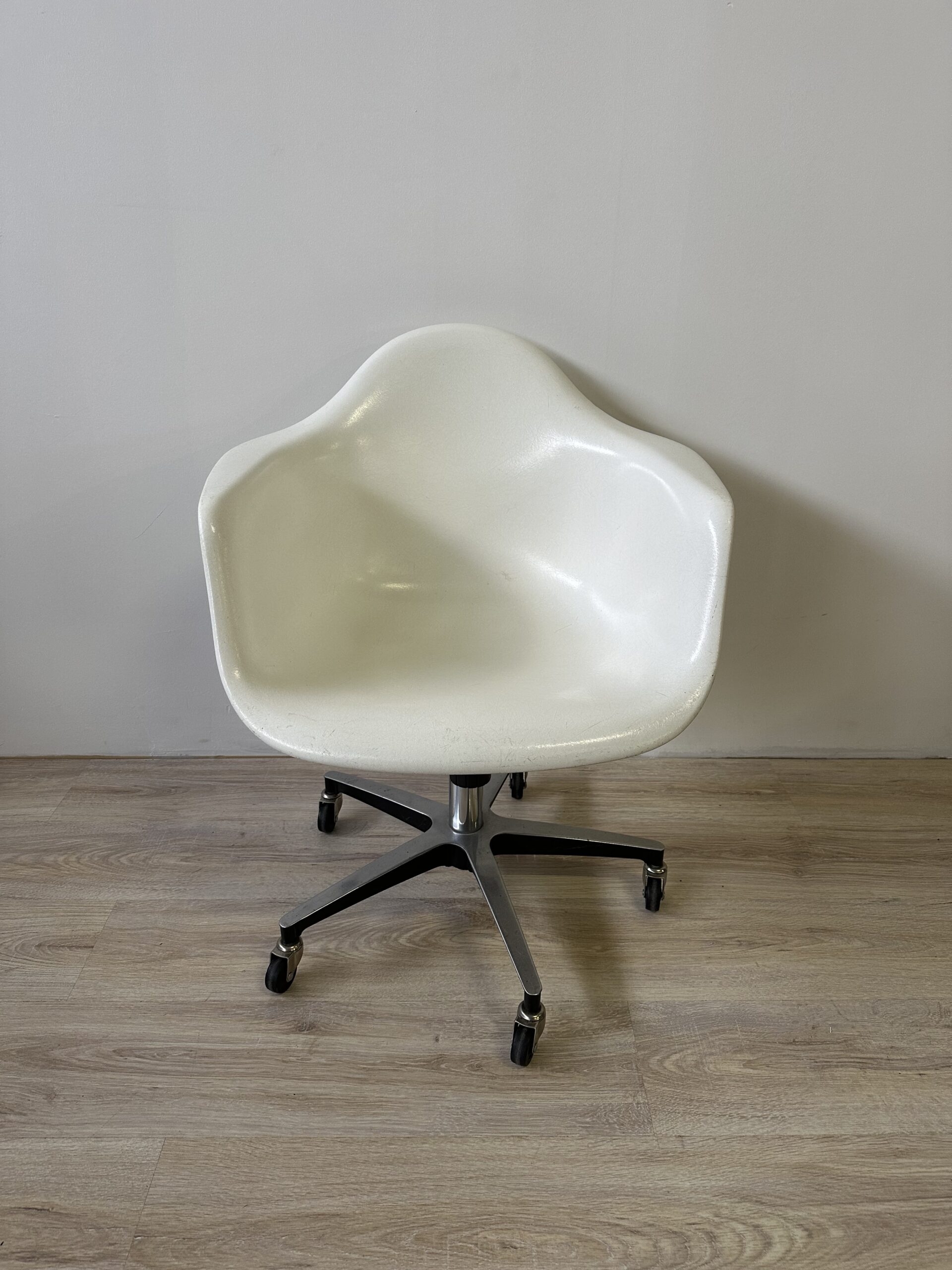 Charles & Ray Eames - Modern Classic Design